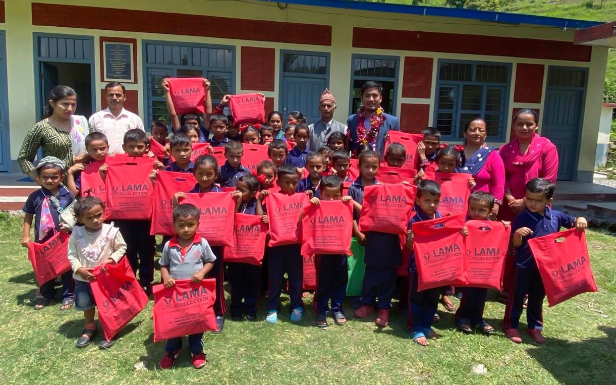 अमरज्योतीका विद्यार्थीलाई पोशाक सहयोग